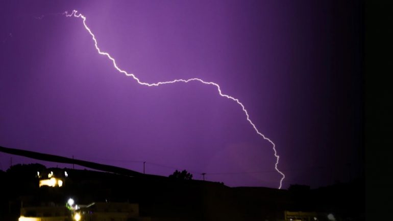 Tragjedi në Indi, moti i keq dhe rrufeja u merr jetën 36 personave ...