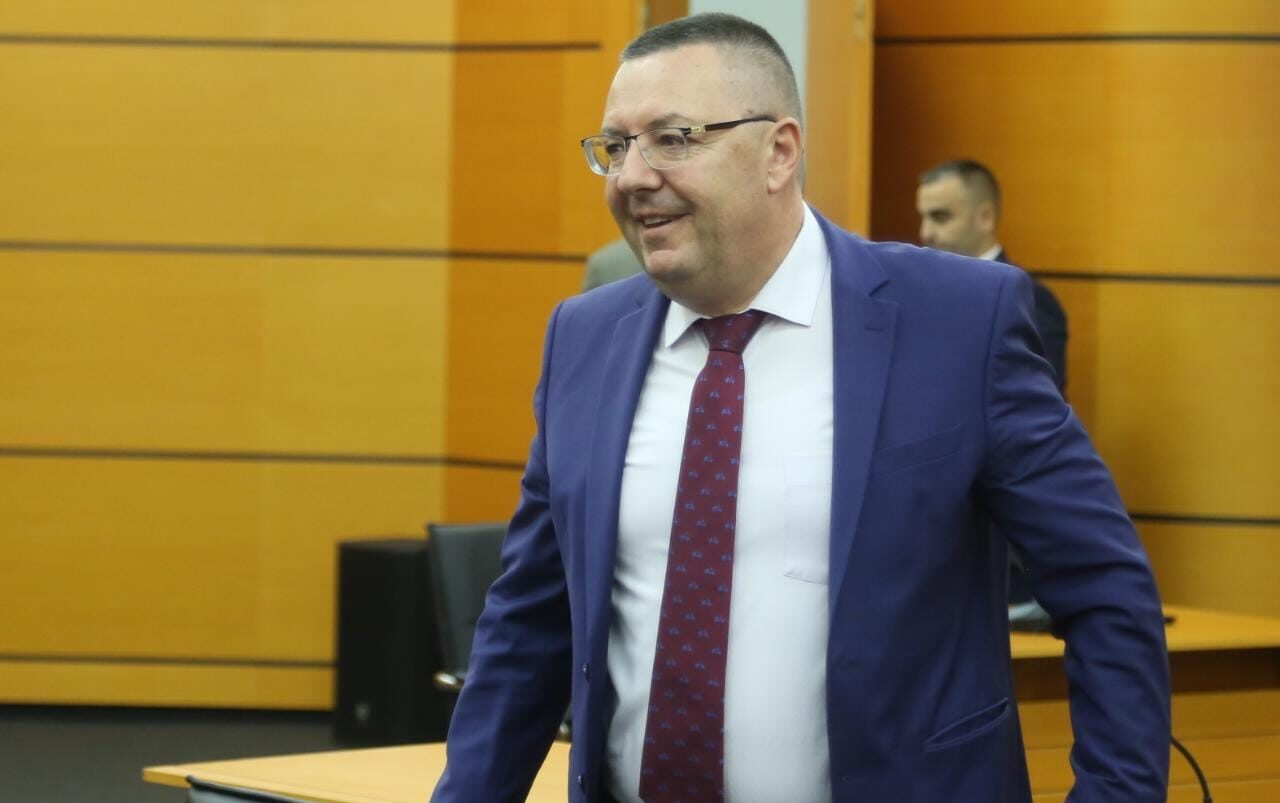 Fshehu vilën në plazh, shkarkohet nga detyra prokurori i Durrësit, Ilir ...