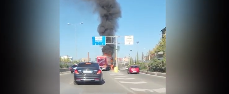 Digjet kamioni në hyrje të Tiranës, mjeti i linjës turke merr flakë në ... Digjet kamioni në hyrje të Tiranës, mjeti i linjës turke merr flakë në ...