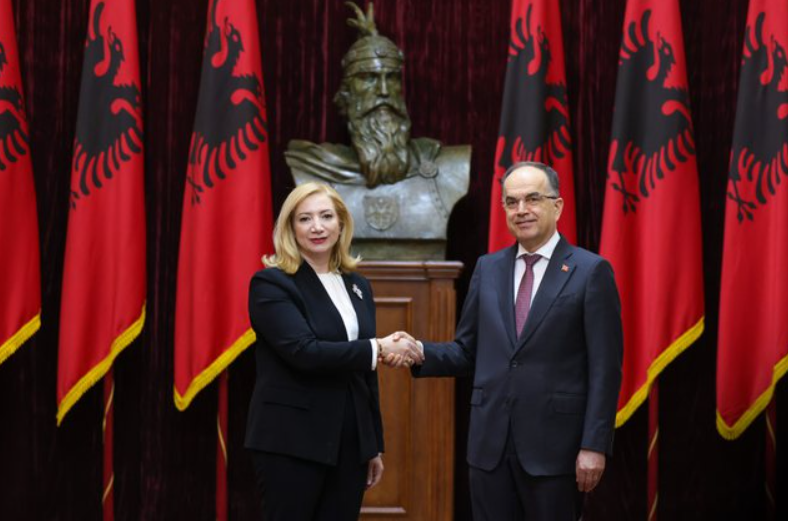 Betohet përpara Presidentit gjyqtarja e Gjykatës Kushtetuese, Holta ...