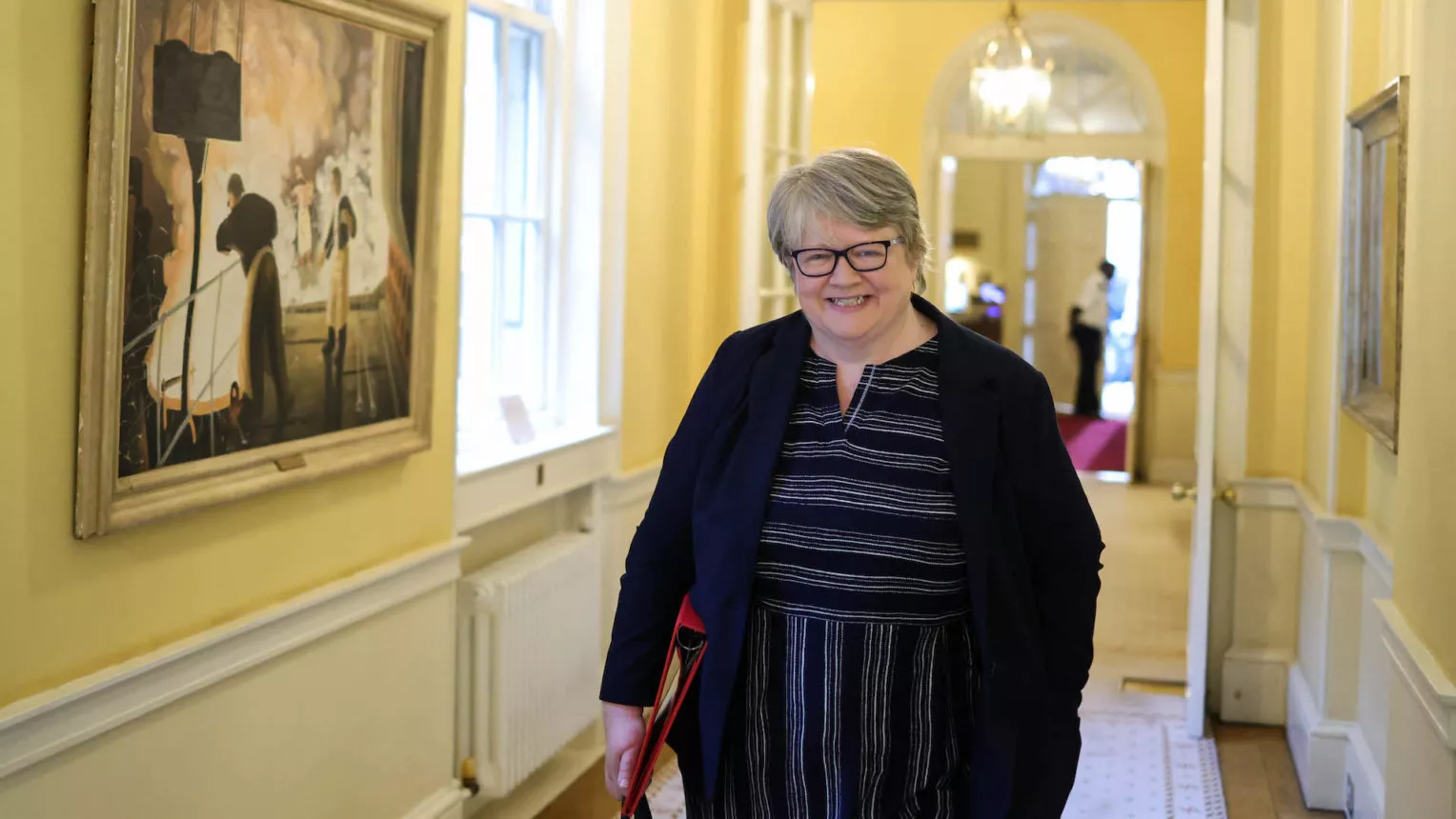 “Qytetarët të hanë rrepa, në vend të domateve”, deklarata e ministres ...