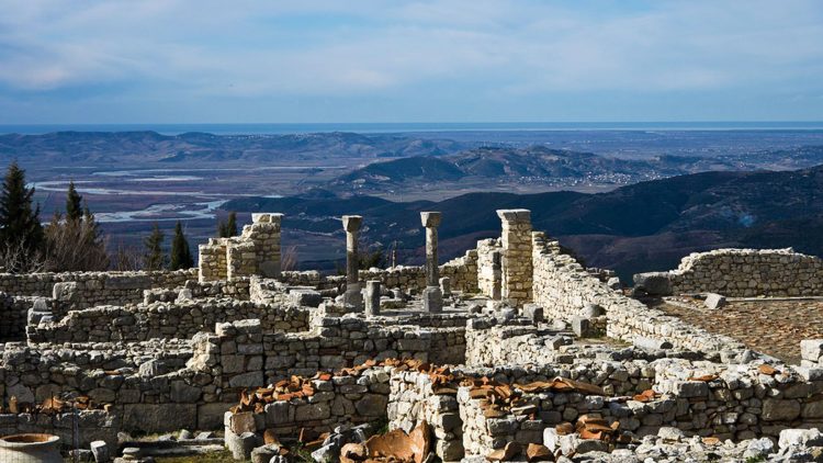 Klosasit e Mallakastrës si personazhe të Makbethit dhe Bylisi në mes ...