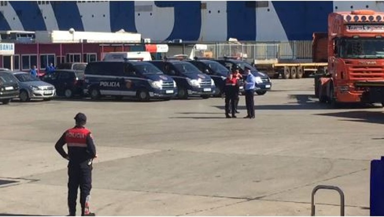 Sekuestrohen armë zjarri ‘pistoletë’ brenda një furgoni me targa ...