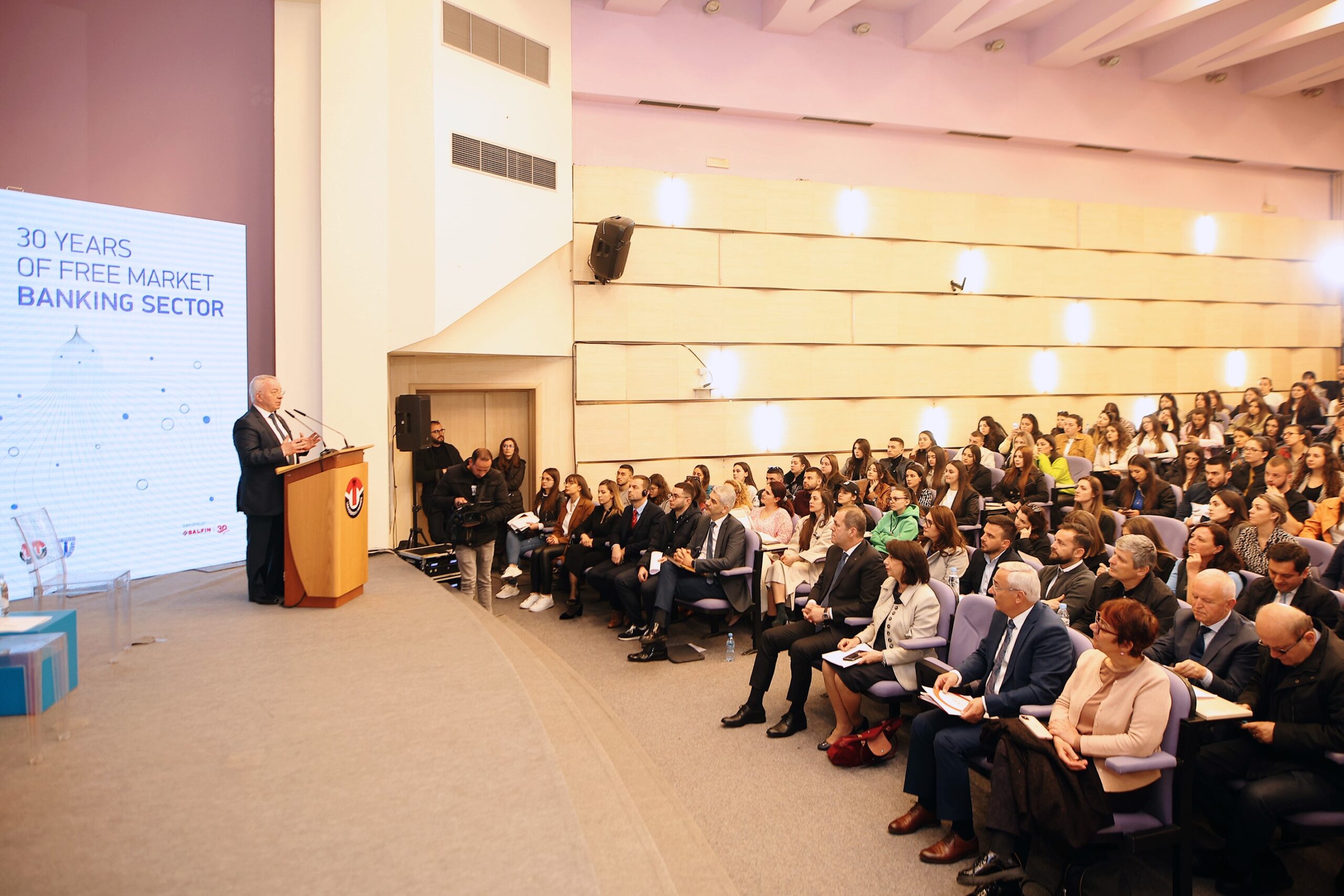 ‘Sektori bankar në 30 vite ekonomi të lirë’, forum bankar nga FEUT ...