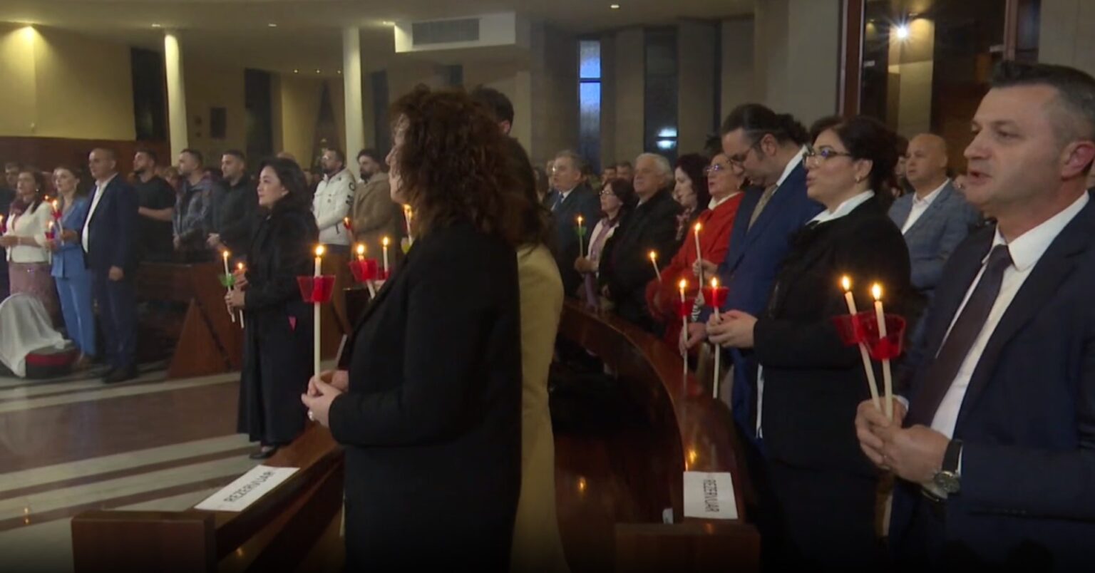 Pashkët Katolike, mbahet mesha e shenjtë në Katedralen e Shën Palit, e ...