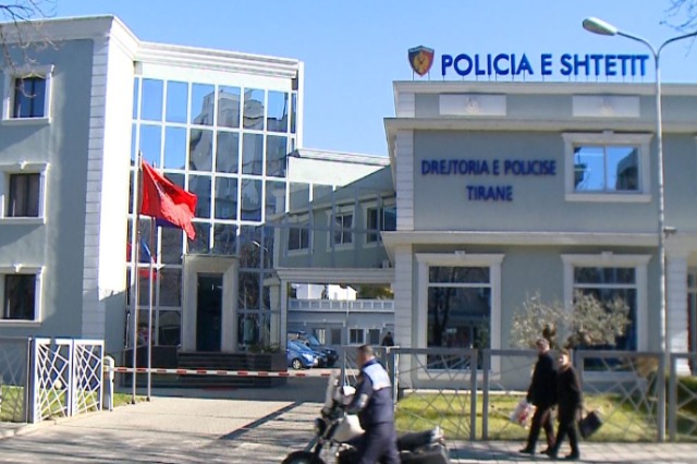 Flisnin për shitblerje votash, policia arreston 52 vjeçarin në Tiranë ... Flisnin për shitblerje votash, policia arreston 52 vjeçarin në Tiranë ...