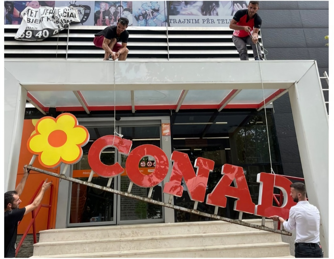 E BUJSHME: Po mbyllen dyqane CONAD në Shqipëri! - Gazeta Dita