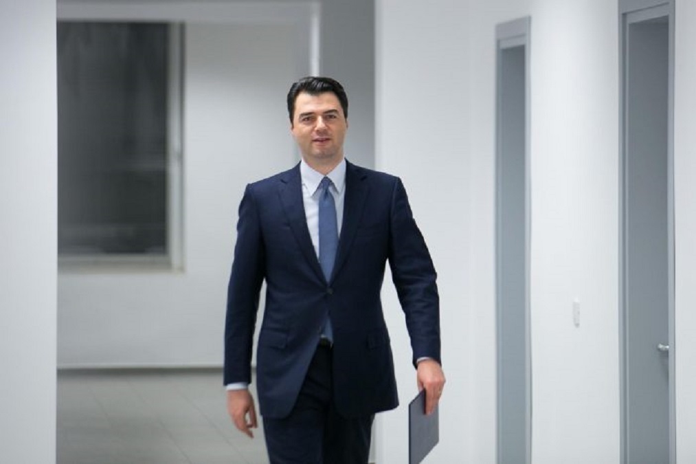 Zyrtare/ Lulzim Basha dorëzon kandidaturën për zgjedhjen e kryetarit të ...