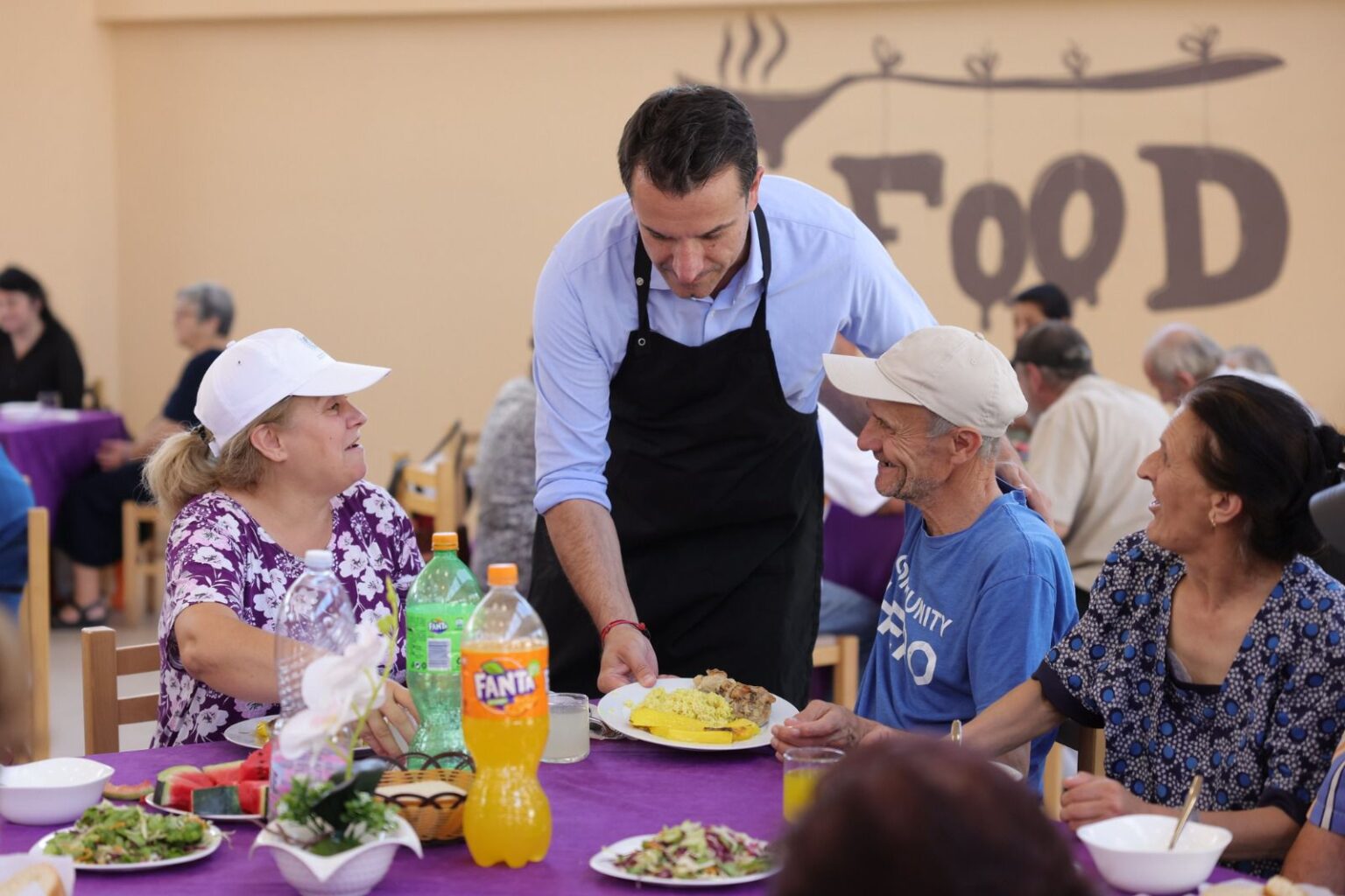 Veliaj shërben drekën e Bajramit në qendrën sociale të Kombinatit ...