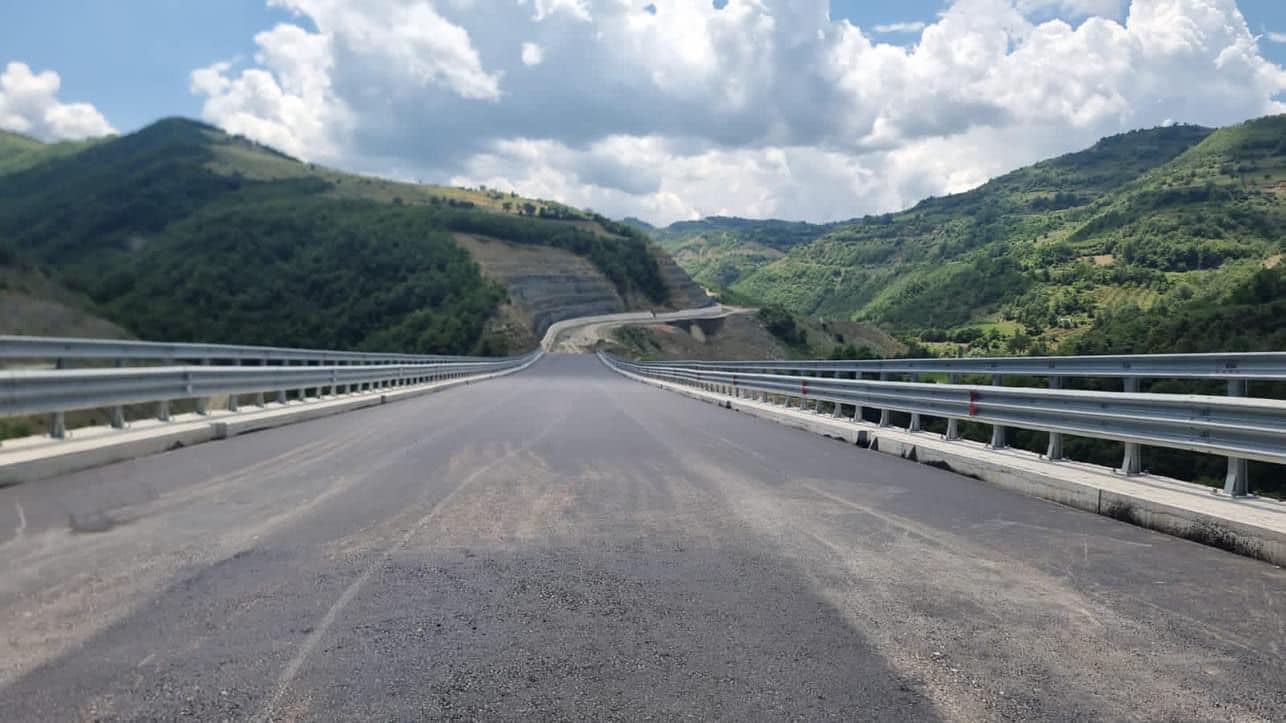 FOTO: Rama publikon punimet që po bëhen në kantierin Qukës-Qafë Plloçë ... FOTO: Rama publikon punimet që po bëhen në kantierin Qukës-Qafë Plloçë ...