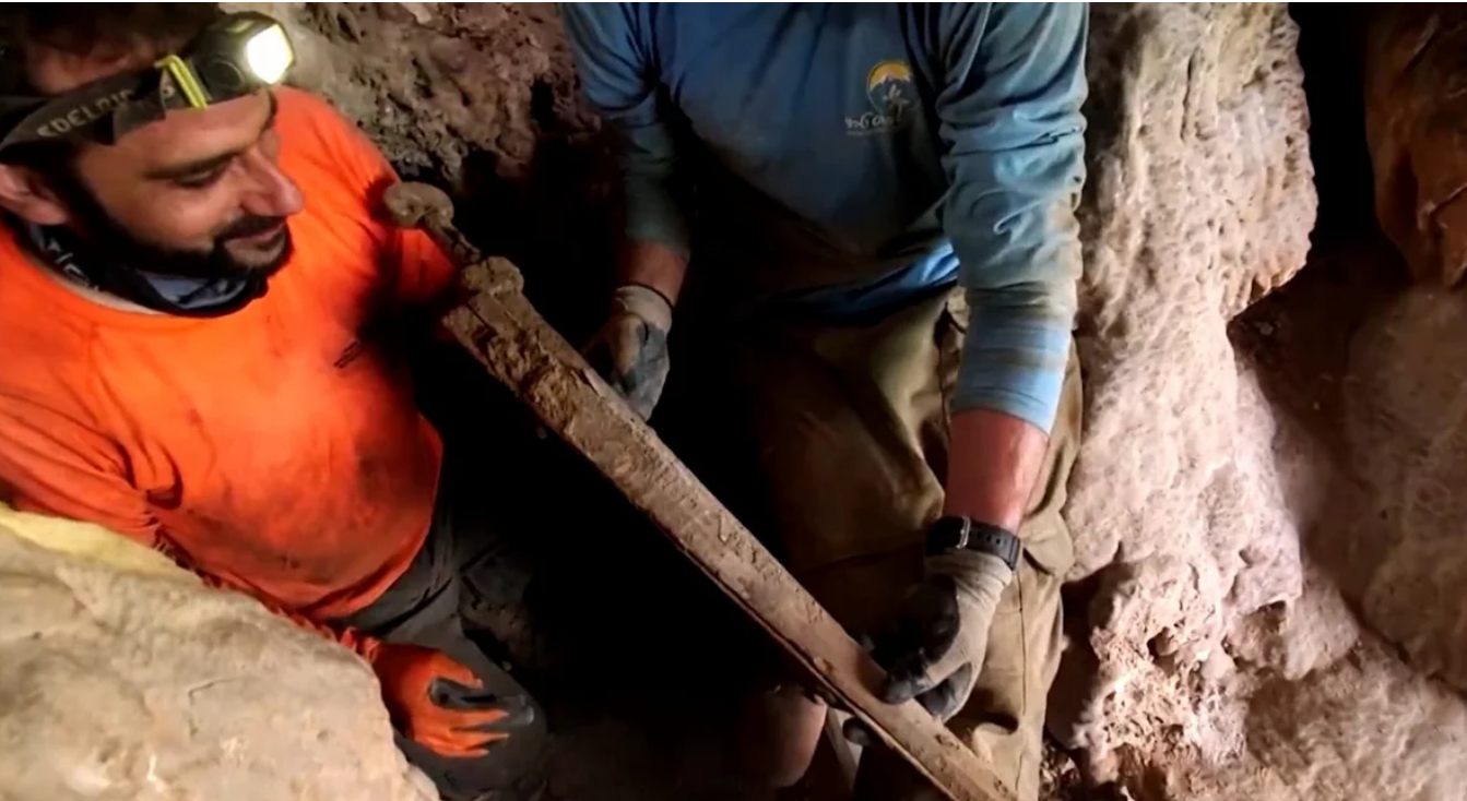 VIDEO: Momenti i zbulimit të shpatës 1900-vjeçare brenda një shpelle ...