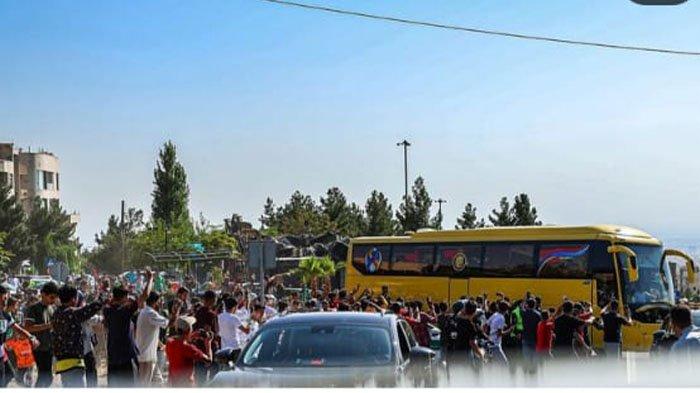 Mijëra njerëz presin Ronaldon në Teheran... - Gazeta Dita Mijëra njerëz presin Ronaldon në Teheran... - Gazeta Dita
