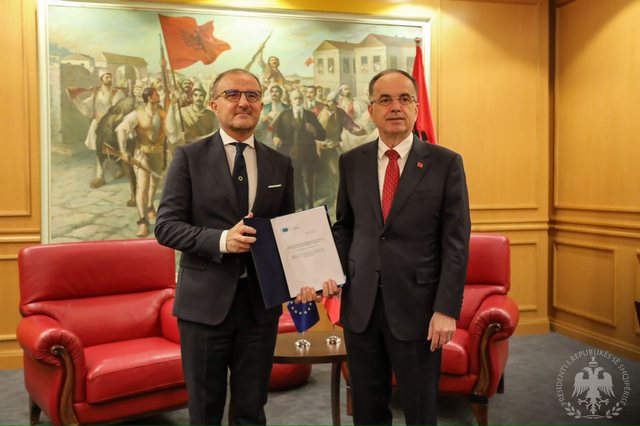 Soreca i dorëzon Begajt Progres-Raportin 2023 të Komisionit Evropian ... Soreca i dorëzon Begajt Progres-Raportin 2023 të Komisionit Evropian ...