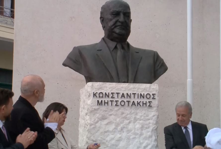 Një bust Enver Hoxhës në Palorto? - Gazeta Dita