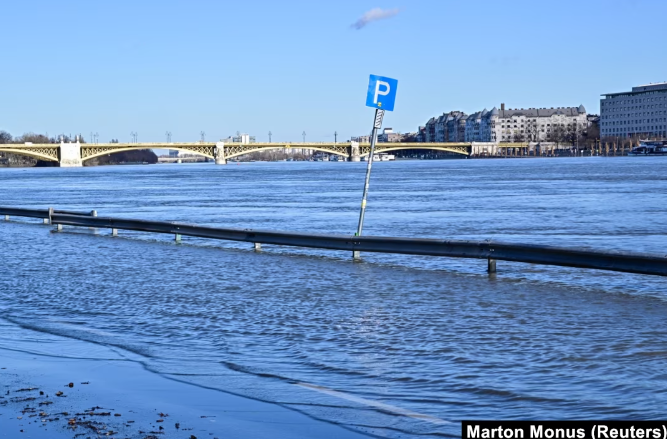FOTO: Lumi Danub del nga shtrati, përmbytet pjesërisht Budapesti ...