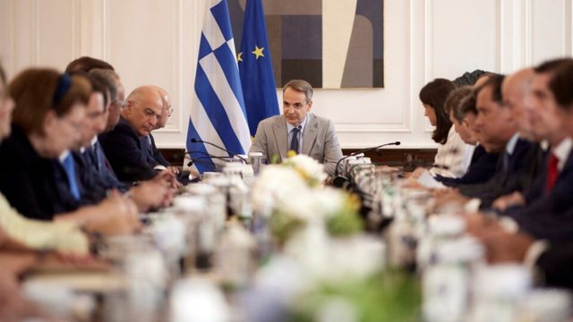 Mitsotakis nis bisedimet për ligjin që lejon martesat e të njëjtës ... Mitsotakis nis bisedimet për ligjin që lejon martesat e të njëjtës ...
