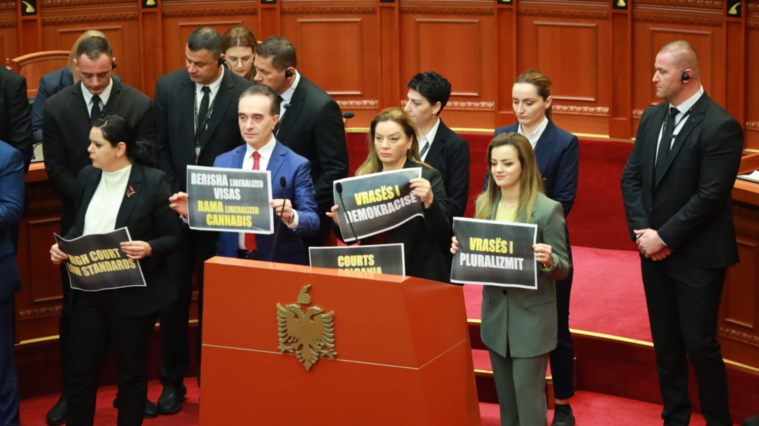 PS, kërkesë për përjashtimin e dy deputeteve të opozitës - Gazeta Dita