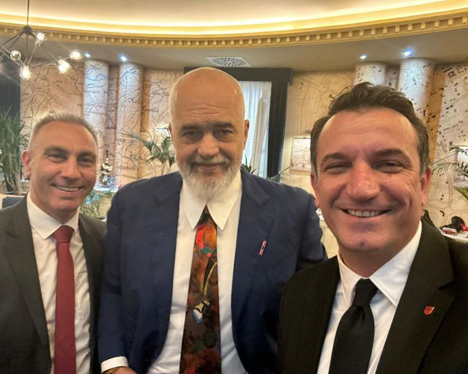 FOTO/ Pas nderimit të Ali Ahmetit, Rama në zyrën e Veliajt/ Artan Grubi ...