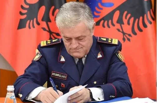 Rrumbullaku firmos urdhrin e rëndësishëm për efektivët: Policët do të ... Rrumbullaku firmos urdhrin e rëndësishëm për efektivët: Policët do të ...