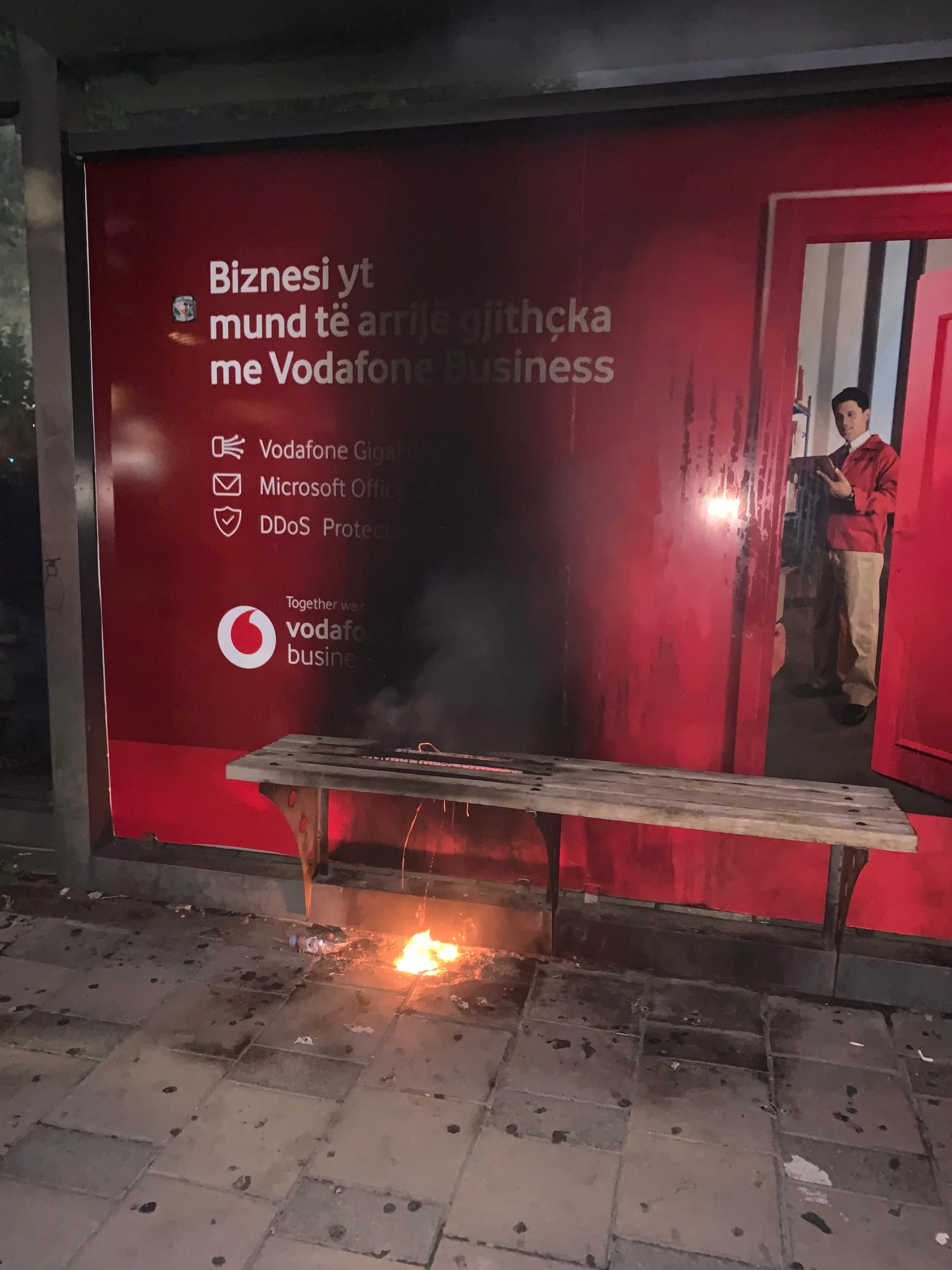 Protesta vijon dhunën, militantët dëmtojnë stacionin e urbanit dhe ...