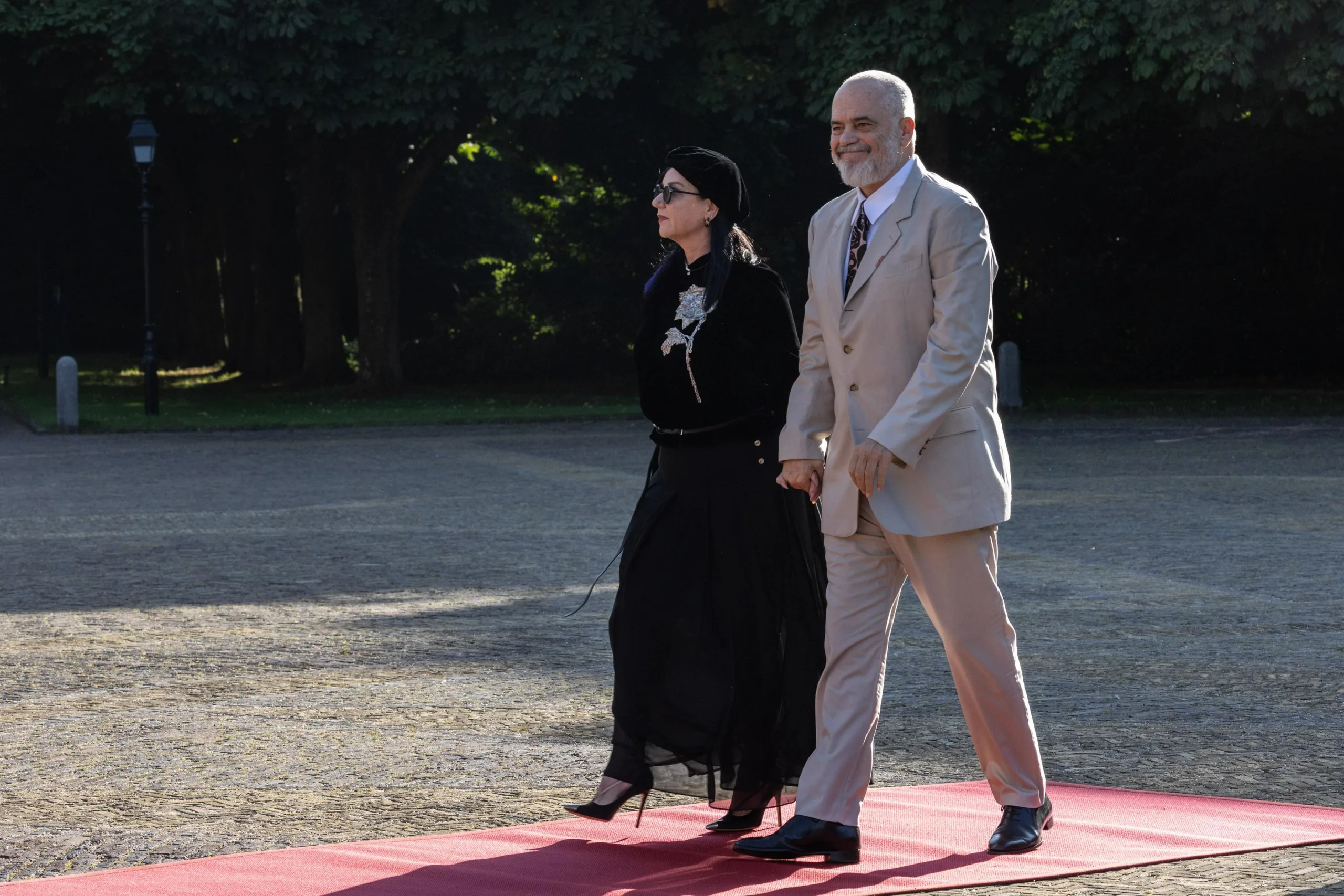 U shoqërua nga Linda Rama, kryeministri publikon foton familjare krah ...