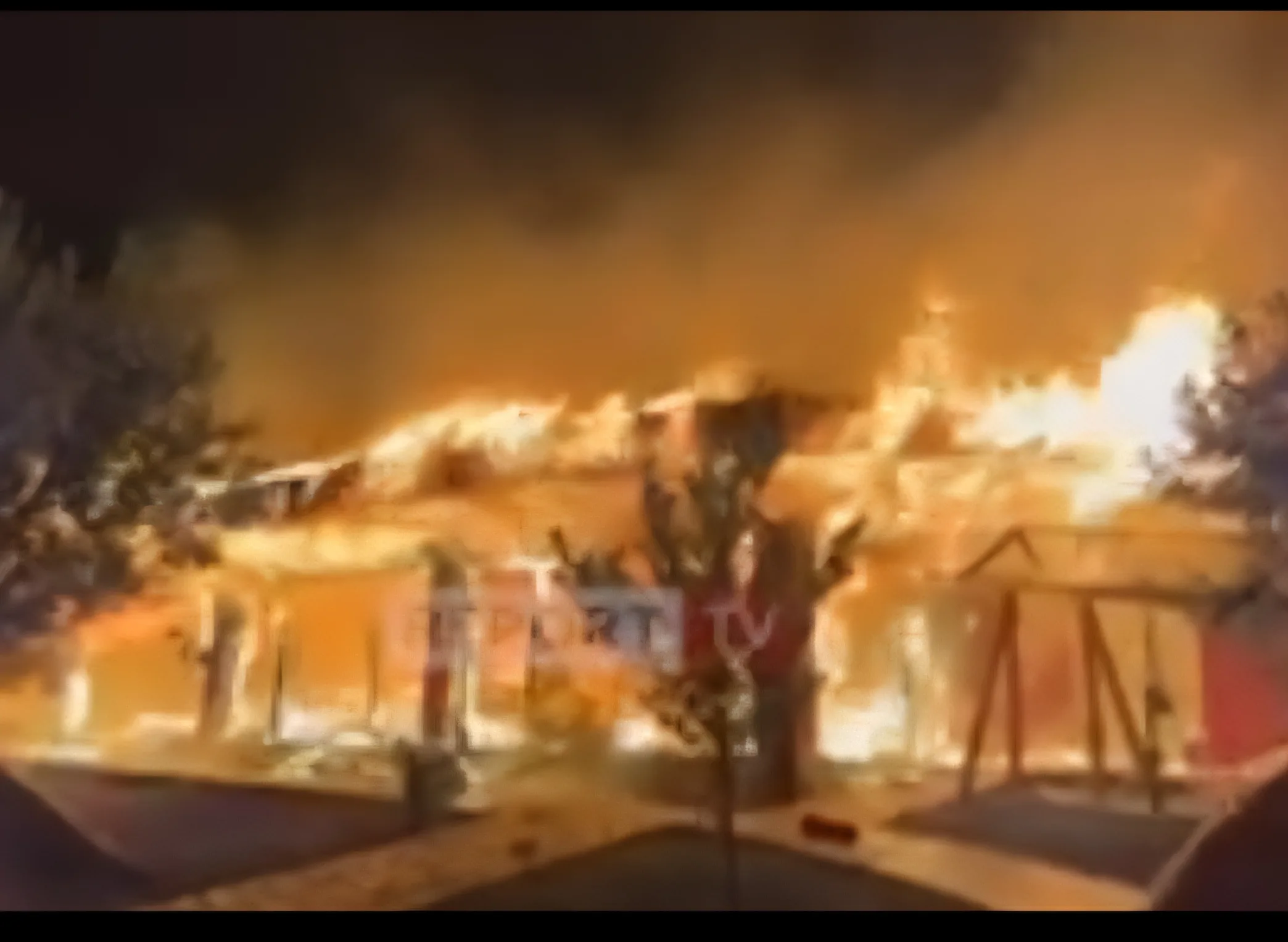 Pas protestave, flakë: Digjet krejtësisht gjatë natës restoranti i ...