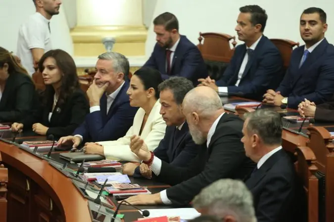 FOTO: ‘Përballja’ e Ramës dhe Berishës në seancën e parë të Kuvendit ...