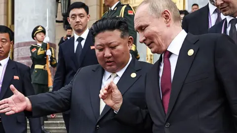 VIDEO: Pastrohet çdo gjurmë e ADN-së së Kim Jong Un pas takimit me ...