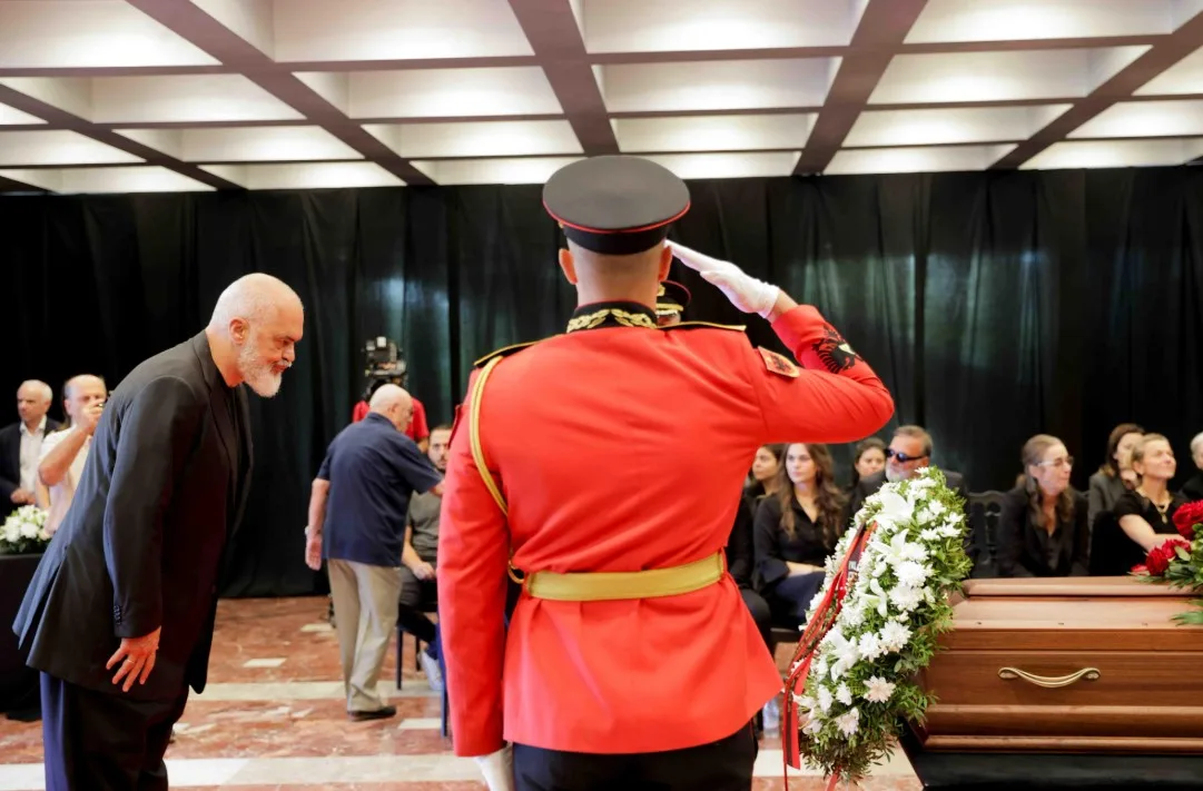 VIDEO: Rama homazhe në nder të regjisorit Dhimitër Anagnosti - Gazeta Dita