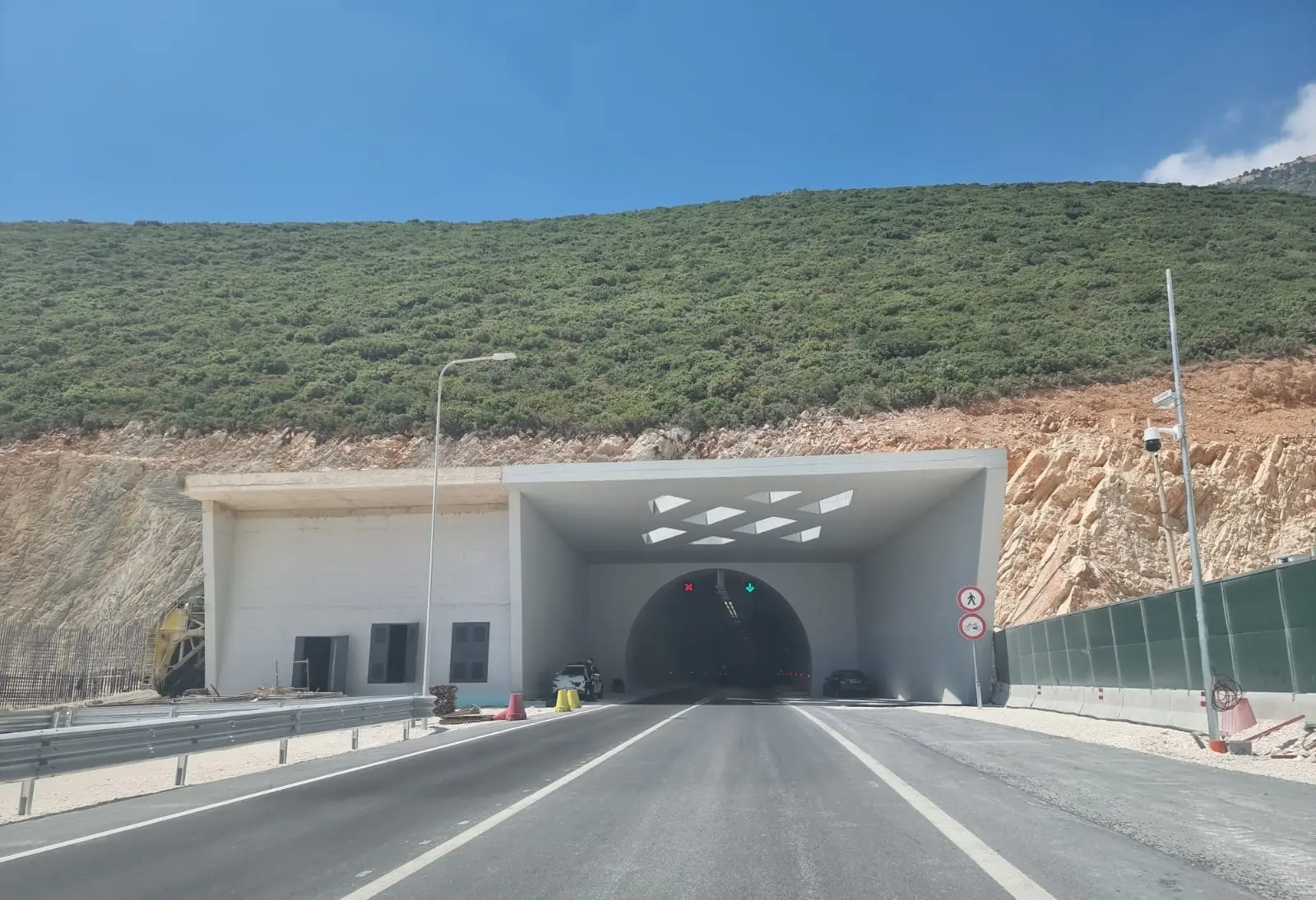 Tuneli i Llogorasë pritet të vendosë traun, tarifa për autoveturat ...