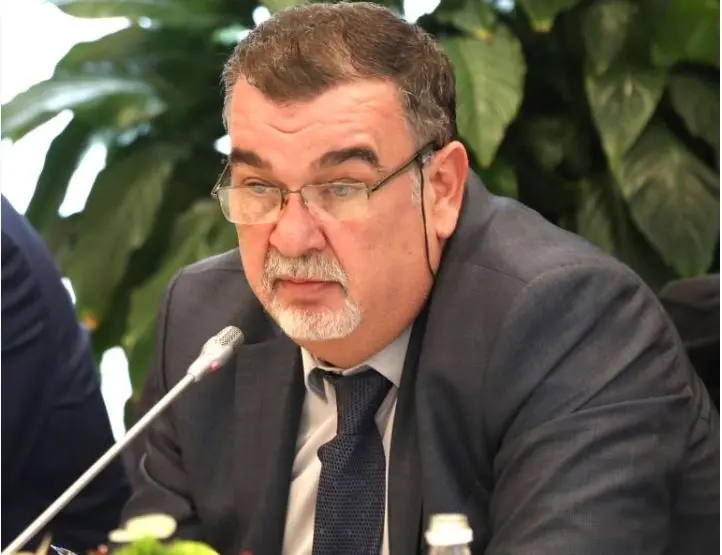 U vra në sallën e gjyqit, gjyqtari Astrit Kalaja përcillet sot për në ...