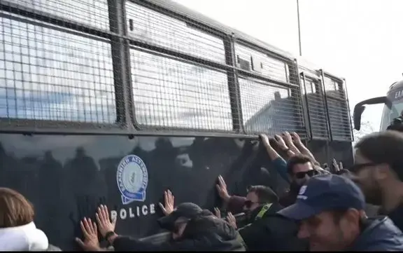 Protesta në Greqi, përleshje të dhunshme të fermerëve me policinë ...