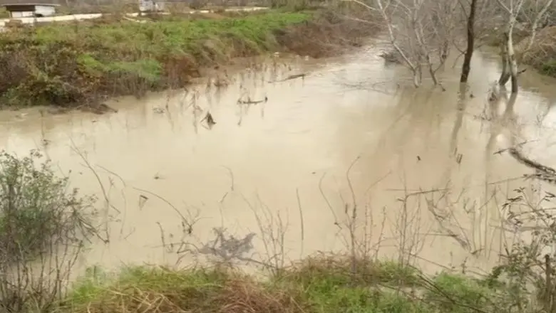 Moti i keq, del nga shtrati lumi Ishëm dhe përroi i Glinës në Vaun e ...